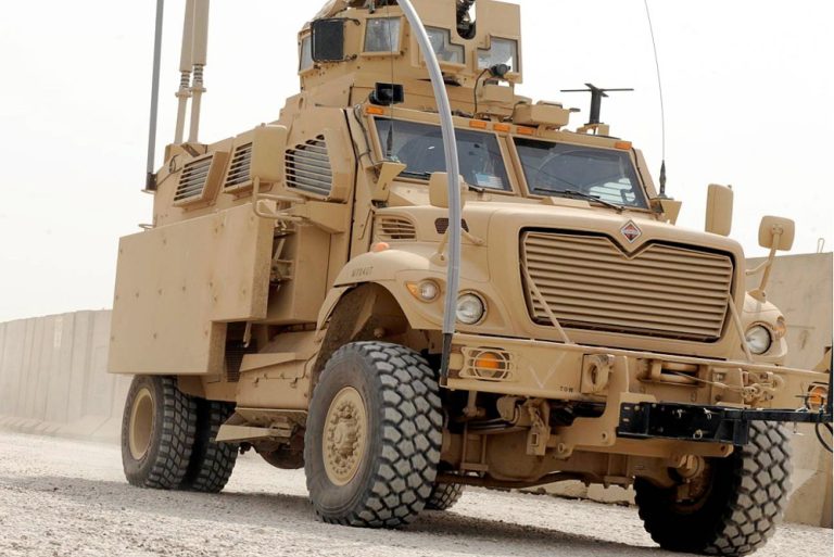 MaxxPro chrání proti výbuchům min | ArmádníZpravodaj.cz