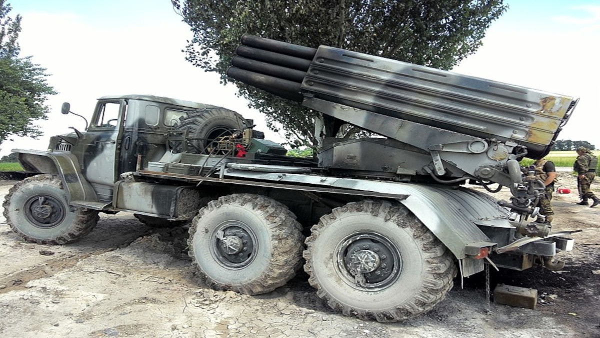 Video: jak stařičké raketomety BM-21 Grad vytváří „krupobití“