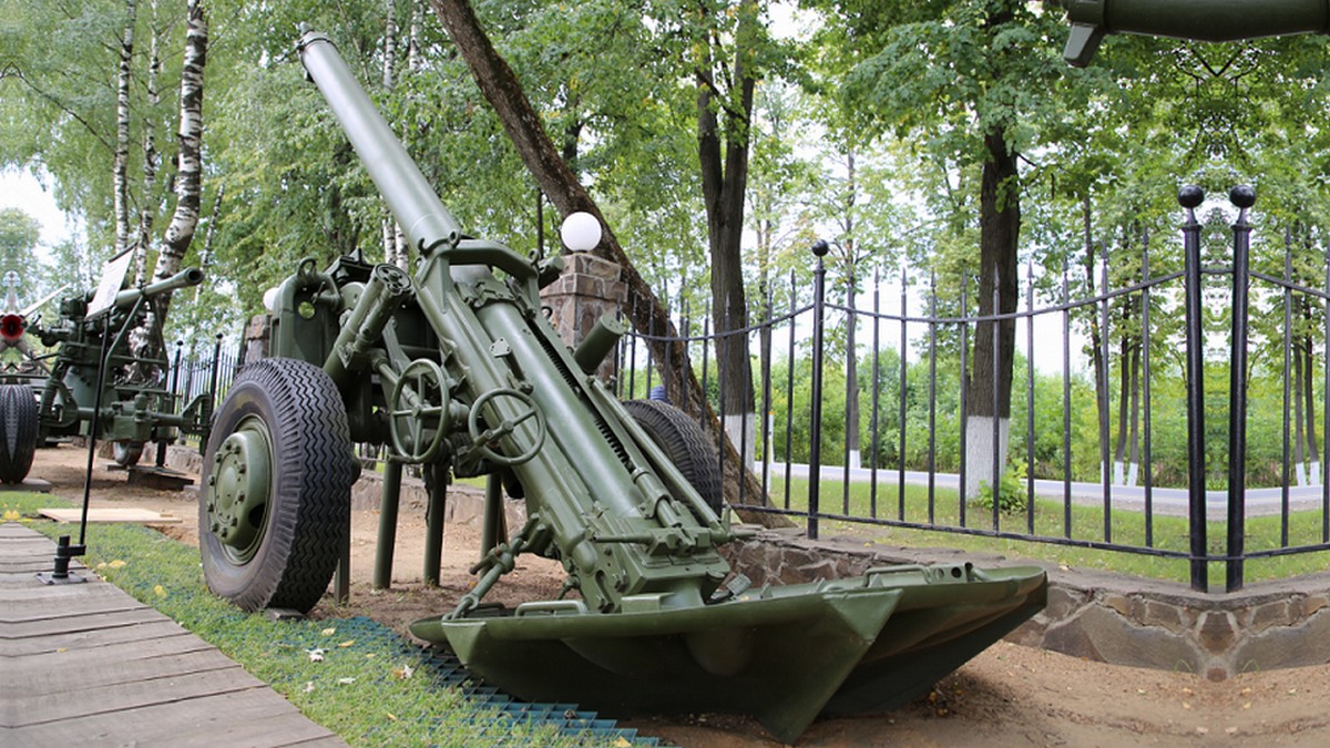 Ukrajinci vytáhli po 70 letech muzejní „kolos“, 4tunový minomet
