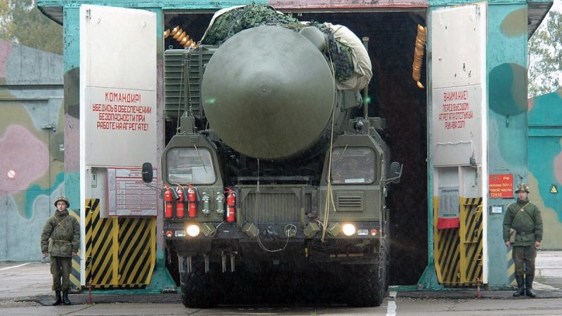 „Rozprášit prašivé psy.“ Fanatik žádá raketové údery na země NATO