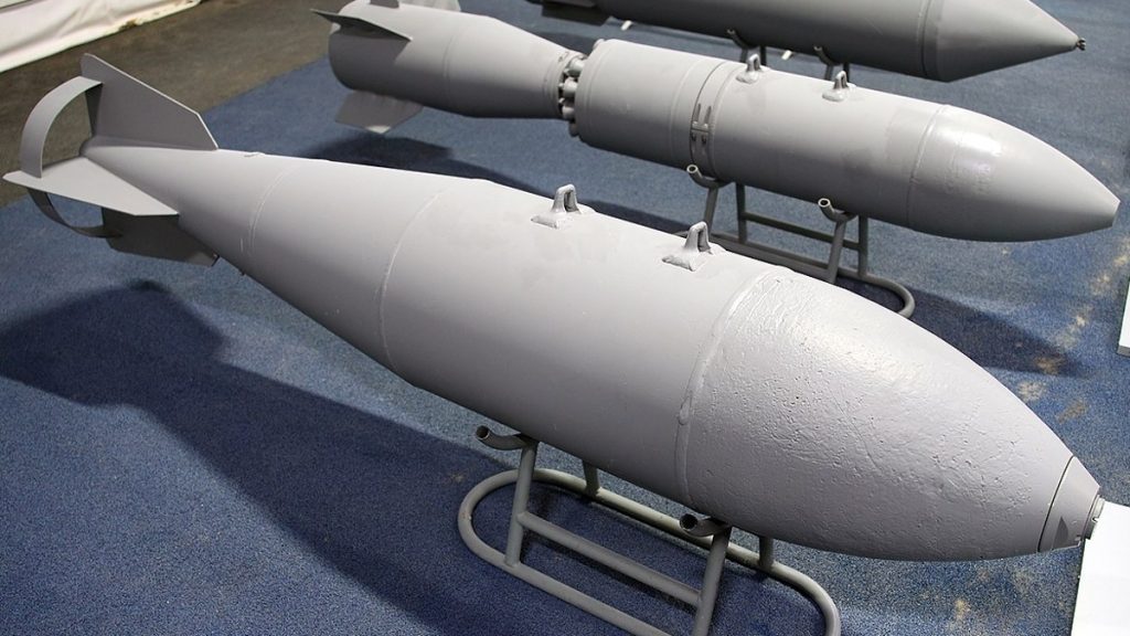 Výbuch ruské bomby FAB-500 M62 si s vozidlem doslova pohraje