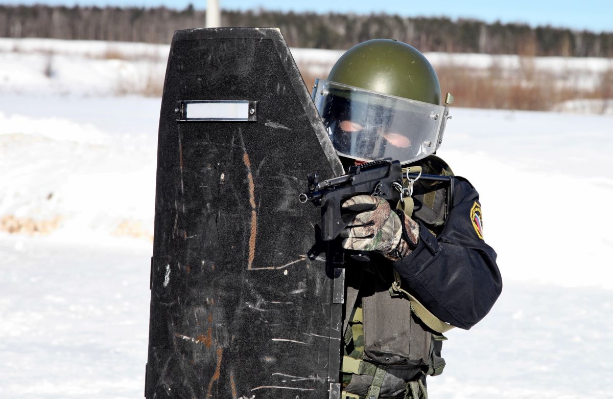 Ruský samopal PP-2000 měří jen 34 cm, ale prostřelí i pancíř vozidla