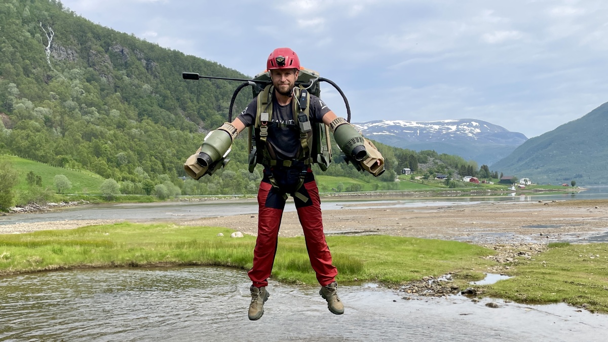 Dříve sen, dnes realita: jetpack s automatickou pistolí, která sama střílí