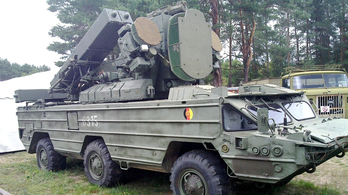 Ruský 9K33 Osa se schoval v hangáru, kde ho rafinovaně ulovil dron