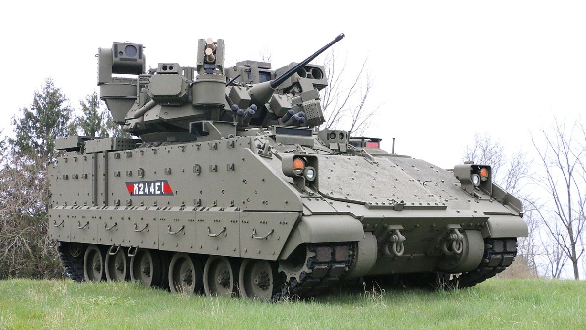 Legenda v novém: BVP M2 Bradley zničí i ruský tank T-90M na 4 km