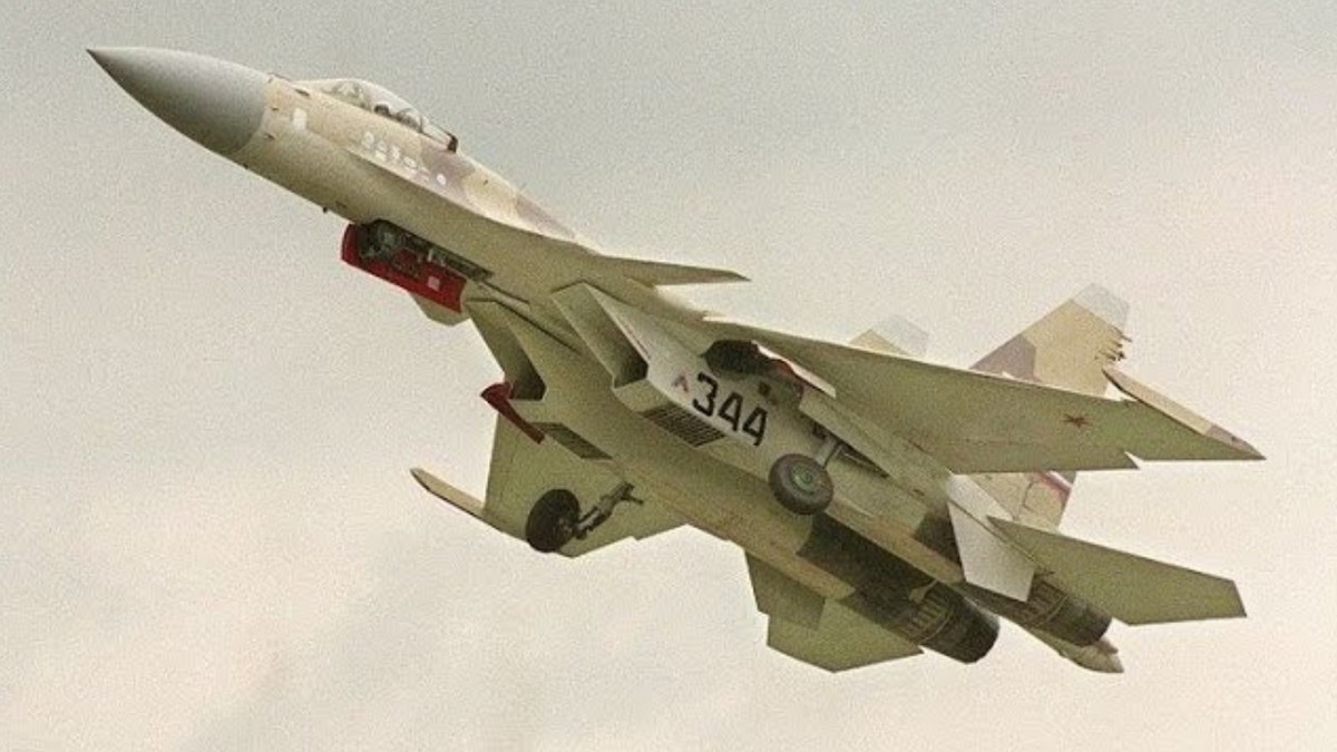 Video: Su-37 ukazuje ruský manévr kulbit, salto na zádech se stíhačkou