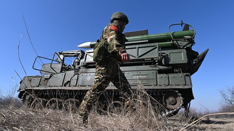 (Video) Ukrajinci našli ruský Buk-M2 na Donbasu a spálil ho na popel
