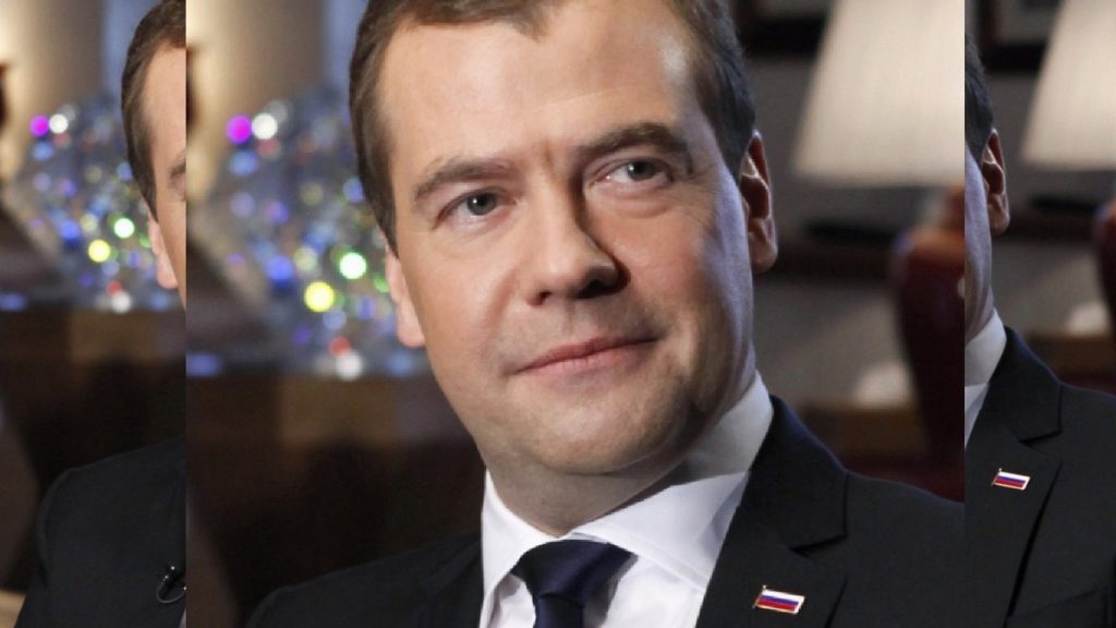 Medveděv zuří: „Zavřete huby, je to teprve začátek.“ Evropanům dal slib