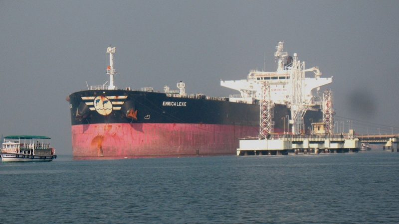 (Video) Američané smetli tanker dlouhý 332 metrů. Chtěl prorazit blokádu
